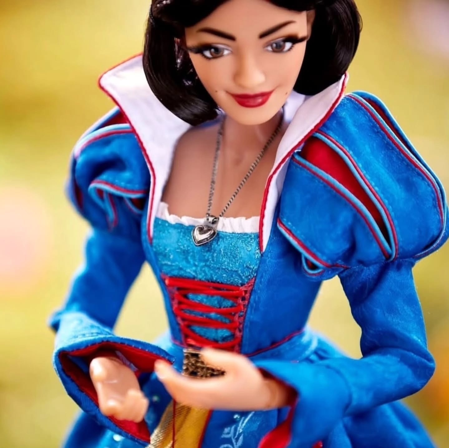 Disney Store 2025 Limited Edition Snow White and Evil Queen Live Action ...