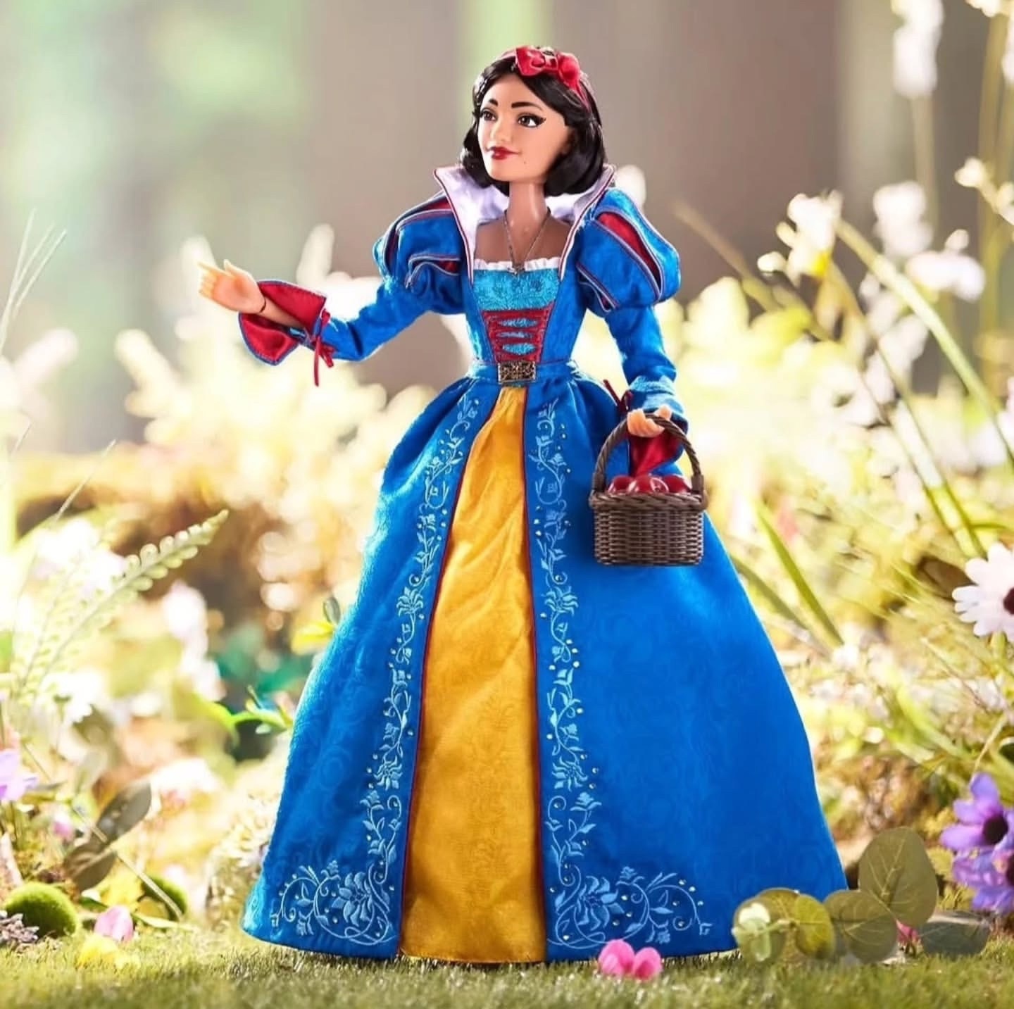 Disney Store 2025 Limited Edition Snow White and Evil Queen Live Action ...