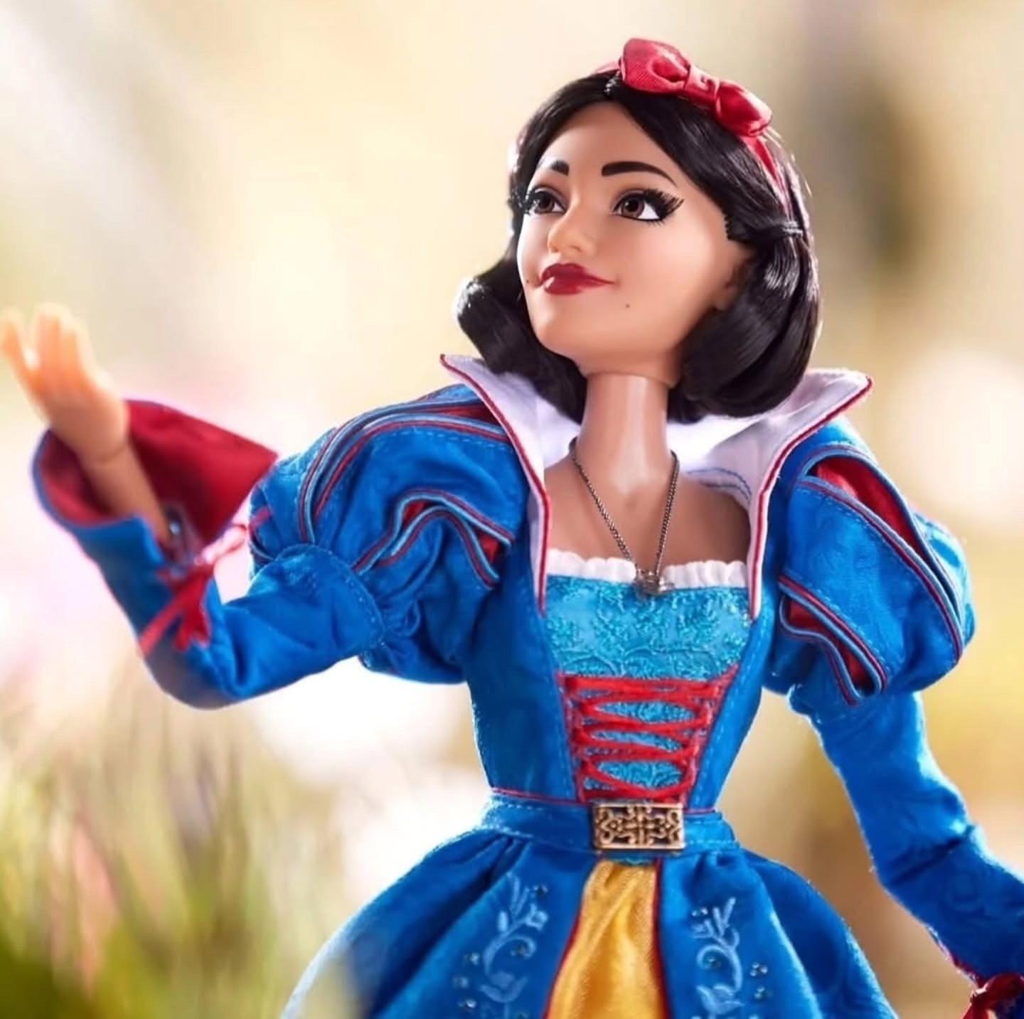 Disney Store 2025 Limited Edition Snow White and Evil Queen Live Action ...