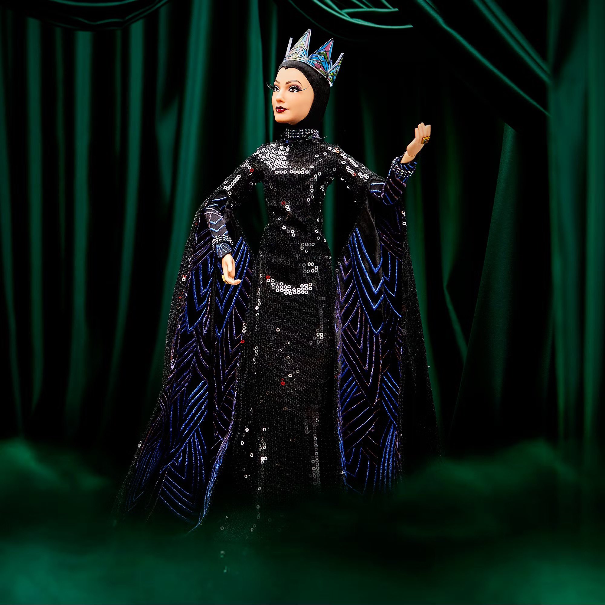 Disney Store 2025 Limited Edition Snow White and Evil Queen Live Action ...