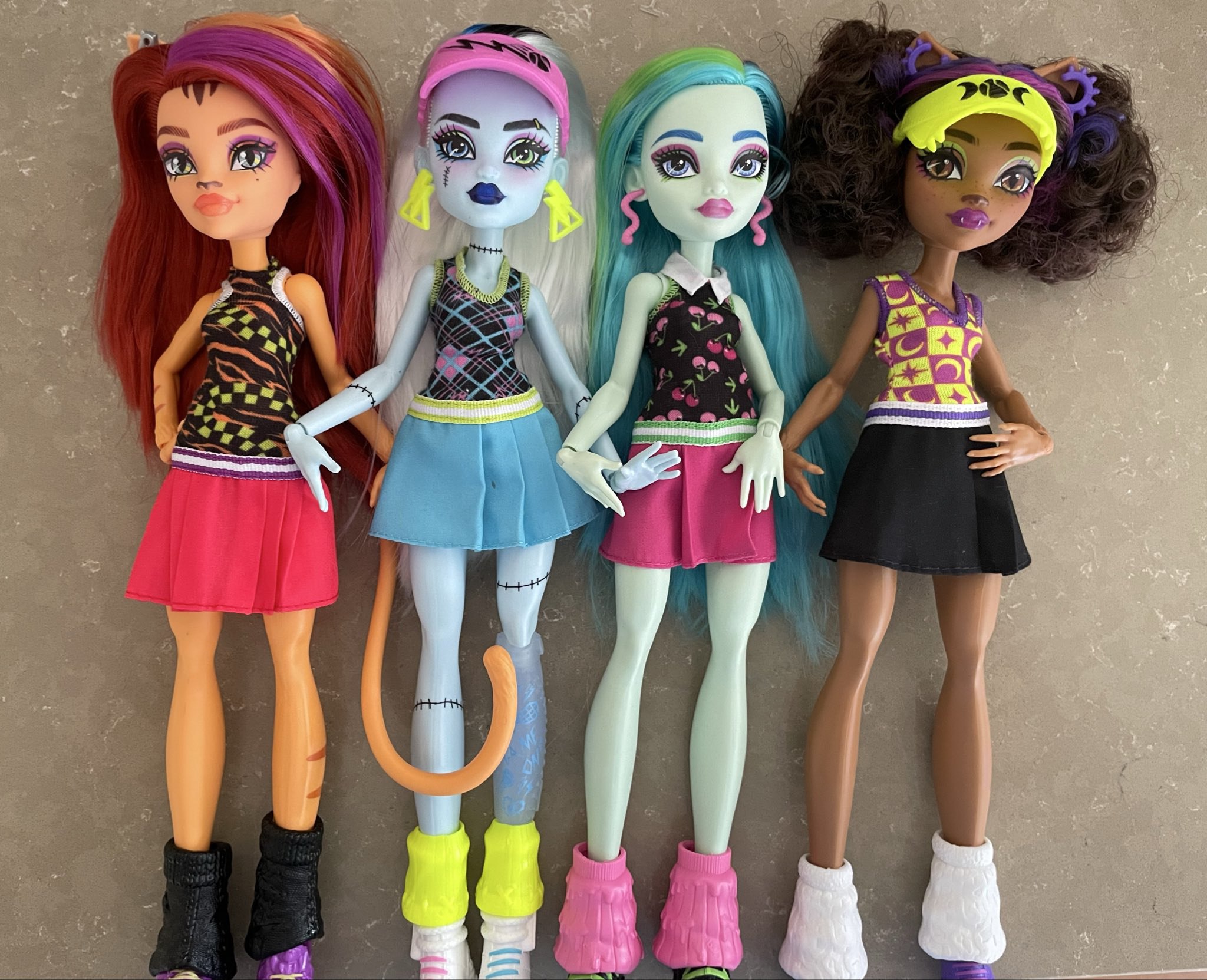 Monster High Buried Secrets 4 Courtside Fang-Out dolls - YouLoveIt.com